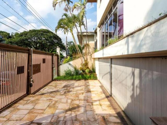 Sobrado 04 dormitórios,10 vagas em Jardim São Bento