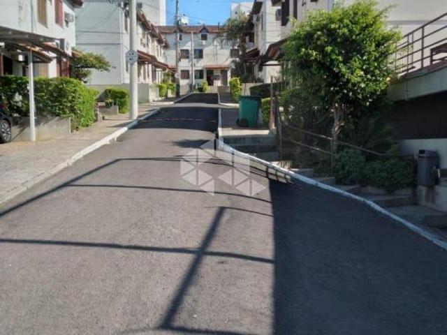 Sobrado 03 dorm. em tranquilo condomínio fechado na Vila Nova