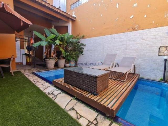 Sobrado 03 dormitórios, sendo 03 suítes. Área gourmet com piscina