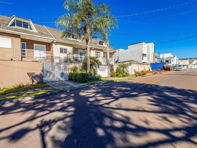 Sobrado 152m2, com 3 quartos, suíte e ático em Santa Felicidade