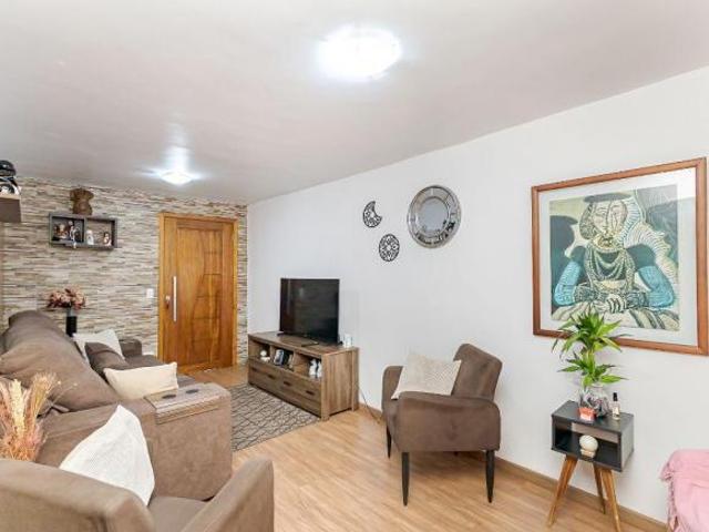 Sobrado 160m², 3 quartos, 2 banheiros, 2 vagas, churrasqueira. Novo Mundo