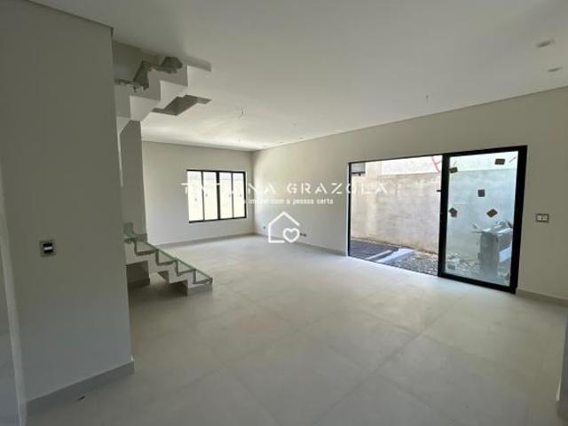 Sobrado 166m² Guabirotuba — 3 Quartos 1 Suíte, 2 Vagas, Acabamento Alto Padrão