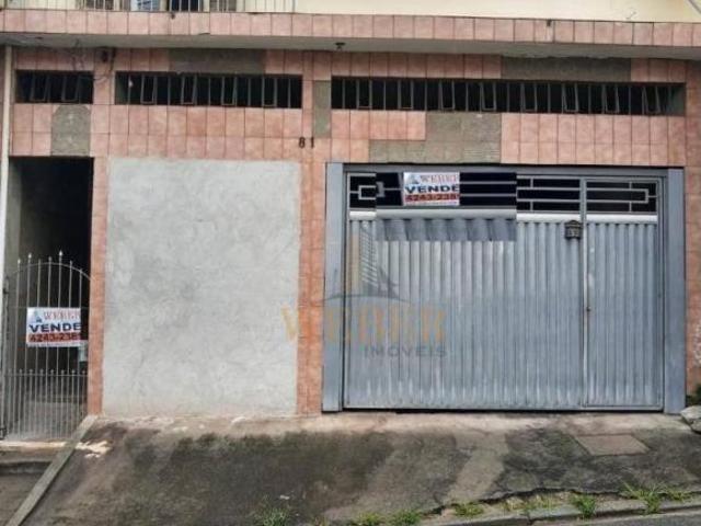 Sobrado 180m2 com 3 casas e salão comercial, ideal para renda
