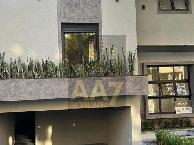 Sobrado 100% reformado, 3 suítes, 340m², 3 vagas, condomínio fechado com lazer completo