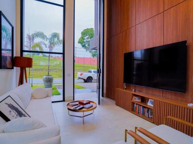 Sobrado 244m² no Jardins Porto — Senador Canedo | 5 Quartos, 5 Suítes