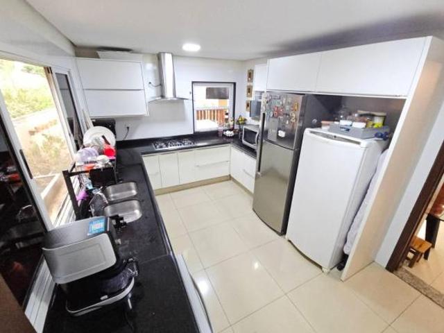 Sobrado 250m² no Portal do Sol I — Residencial Goiânia Golfe Clube | 4 Quartos, 2 Suítes
