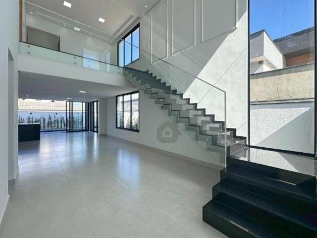 Sobrado 275m², 3 Suítes, Piscina Aquecida