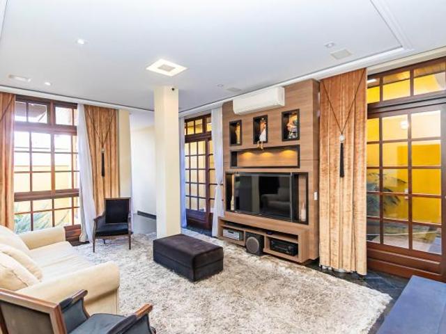 Sobrado 293m² Santa Quitéria — 3 Quartos Suíte c/ Banheira, Ático, Forno de Pizza, 3 Vagas