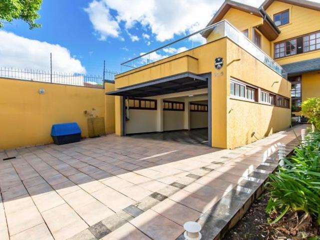 Sobrado 293m² Santa Quitéria — 3 Quartos Suíte c/ Banheira, Ático, Forno de Pizza, 3 Vagas