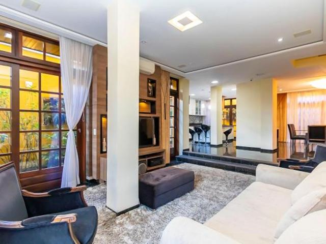 Sobrado 293m² Santa Quitéria — 3 Quartos Suíte c/ Banheira, Ático, Forno de Pizza, 3 Vagas