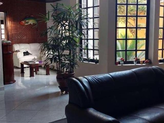 Sobrado 340m2, com 4 dormitórios, sendo 4 suítes, piscina, 4 vagas de garagem