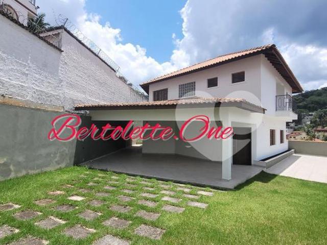 Sobrado, 320m2, 4 quartos 3 suítes, 3 salas, 8 vagas, quintal, Horto Florestal