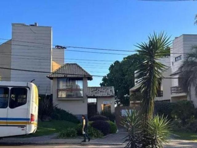 Sobrado 3 dorm, condomíno fehcado, na Lomba do Pinheiro