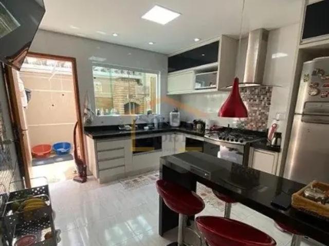 Sobrado 3 dormitórios, sendo 1 suíte, 2 vagas de garagem cobertas. 85m² Vila Nivi