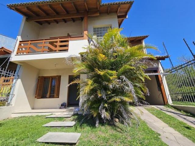 Sobrado 3 dormitórios com lareira, churrasqueira, piscina, 4 vagas garagem com 196,00m² de área cons
