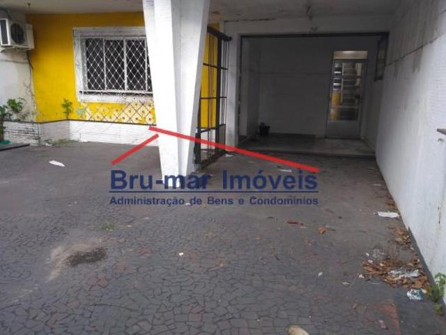 Sobrado 3 Dormitórios Garagem para 44 carros a Venda Bairro Embaré