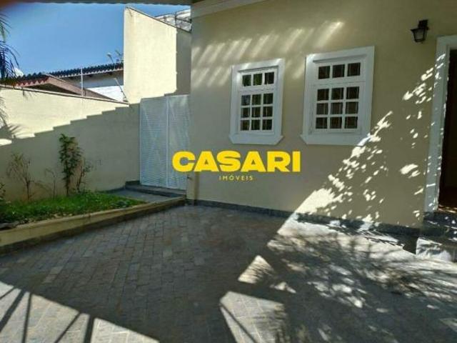 Sobrado 3 dormitórios em condomínio com área gourmet e piscina – ótima localizaçã
