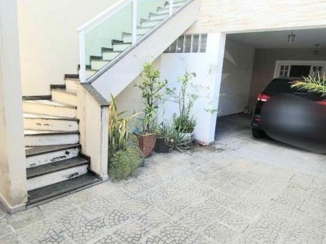 Sobrado 3 dormitórios sendo 2 suítes, 4 vagas, quintal e jardim na Vila Mazzei!