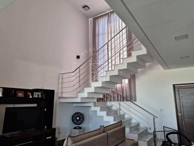 Sobrado, 3 suítes, 243m², moveis planejados, 2 vagas