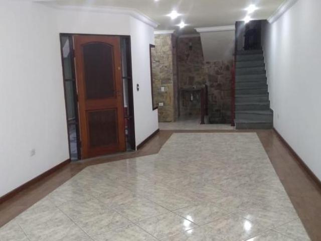 SOBRADO 3 QUARTOS 1SUÍTE COM HIDRO E VARANDA NA VILA JAGUARA