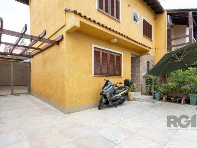 Sobrado, 3 quartos, 2 banheiros, pátio, 2 vagas, piscina Bairro Vila Nova