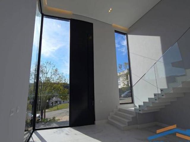 Sobrado 420m² de alto padrão localizado no Residencial ITAHYE
