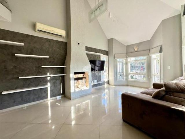 Sobrado 4 dormitórios, 1 suíte, sótão, 300 m² construído, bairro Moinhos de Ventos
