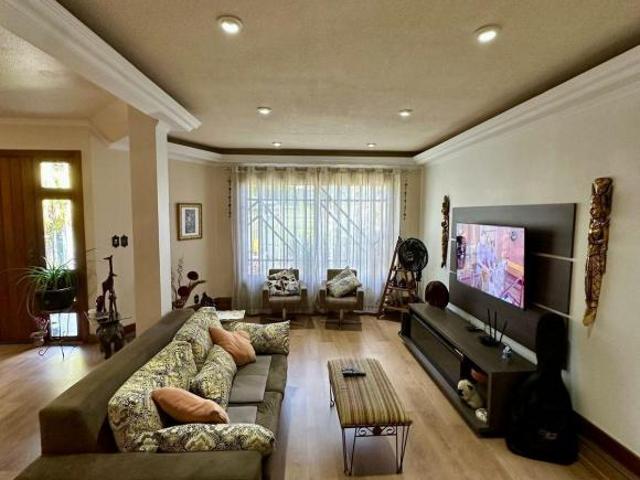 Sobrado 4 dormitórios, 256m2 no Nossa Sra. das Graças