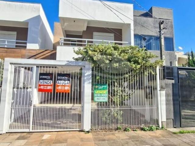 Sobrado 4 dormitórios com 2 suítes na Zona Sul de Porto Alegre, lareira, pátio com churrasqueira, ga