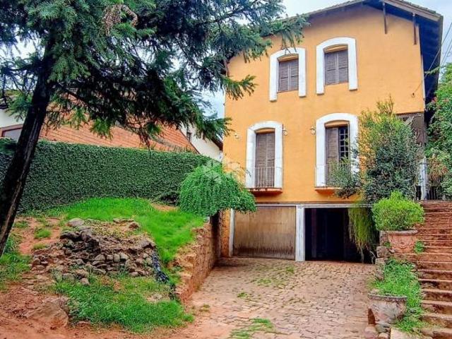 Sobrado 4 dormitórios, lareira, suite e closet, piscina e 2 vagas no centro de Esteio