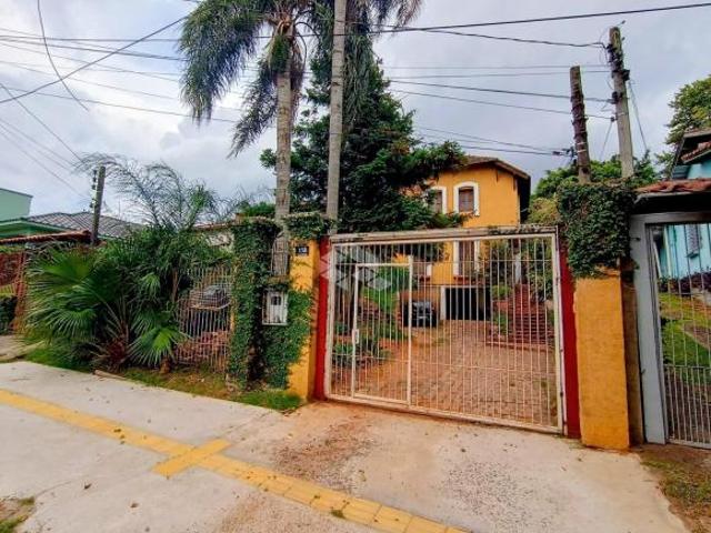 Sobrado 4 dormitórios, lareira, suite e closet, piscina e 2 vagas no centro de Esteio
