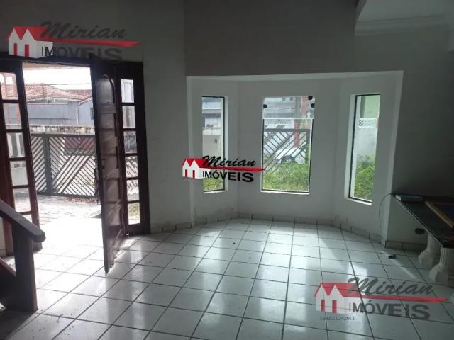 Sobrado 4 Dormitórios, Varanda, Churrasqueira, Amplo Quintal 150 mts da Praia