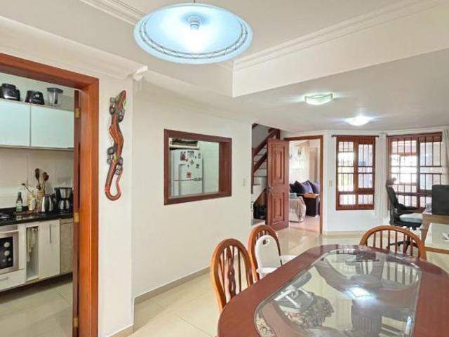 Sobrado 4 quartos, 2 vagas e pátio com piscina Portal do Guaruja
