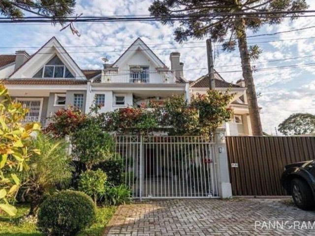 Sobrado 4 quartos com suíte à venda no Bom Retiro em Curitiba/PR