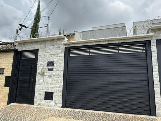 Sobrado 4 Quartos para Venda no Setor Três Marias Goiânia