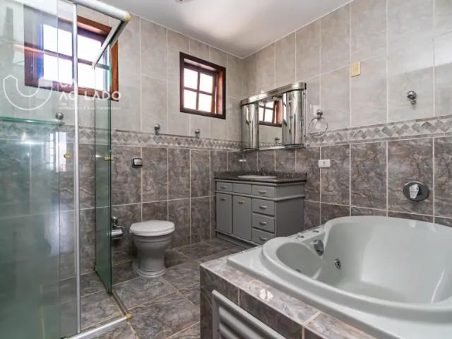 Sobrado 594m² com 5 suítes no Guabirotuba Curitiba/PR