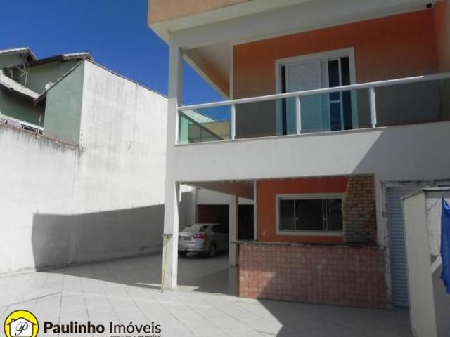 Sobrado 50 metros da praia com muito espaço a venda em Peruíbe
