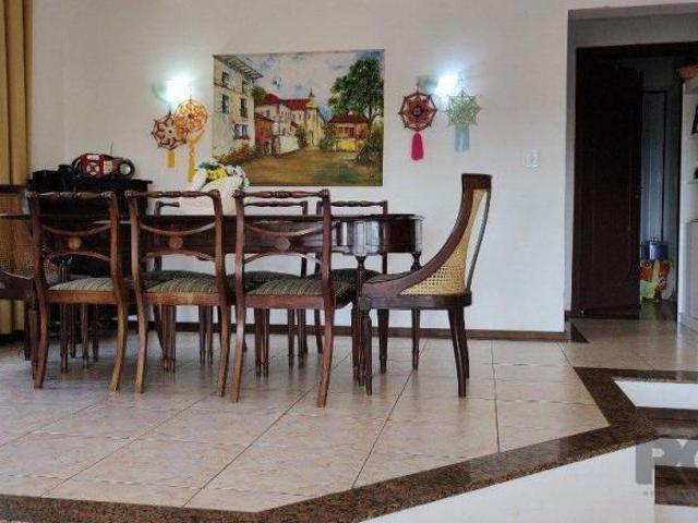 Sobrado, 5 quartos, 2 suites, pátio, 3 vagas Bairro Vila Nova