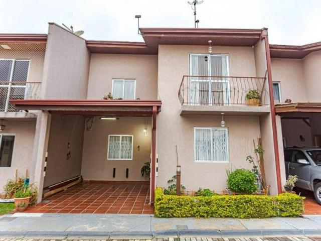 Sobrado 80m², 3 quartos, churrasqueira, 1 vaga. Bairro Boqueirão