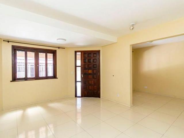 Sobrado 96m², 3 quartos, suíte, churrasqueira. Boqueirão