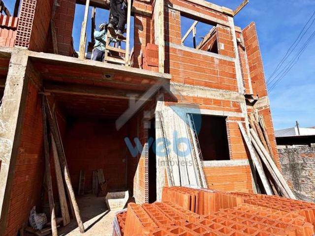 Sobrados à venda na região do bairro Vitoria Regia, com três dormitórios, sala ampla, cozinha, lavab