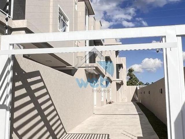 Sobrados em condomínio à venda no Bairro Boqueirão, com três quartos, sala, cozinha, amplo terraço c