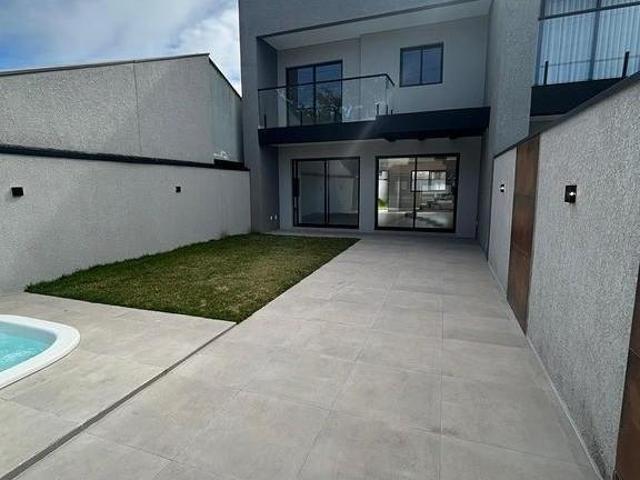 Sobrados novos com piscina no centro de Guaratuba