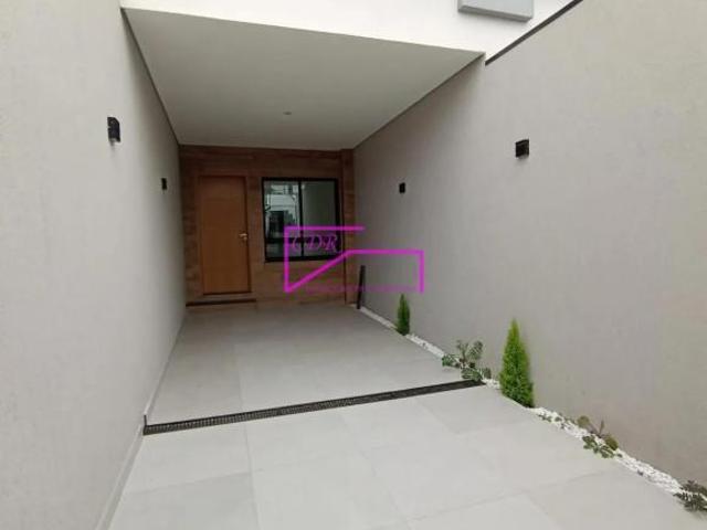 Sobrados novos frontal com fino acabamento