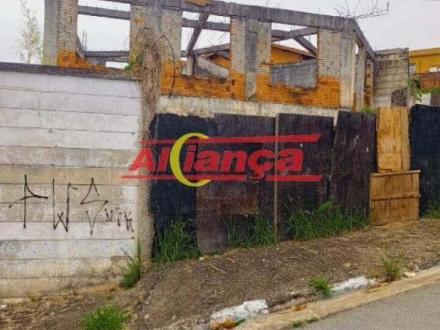 Sobrados semiconstruídos no Santa Mena