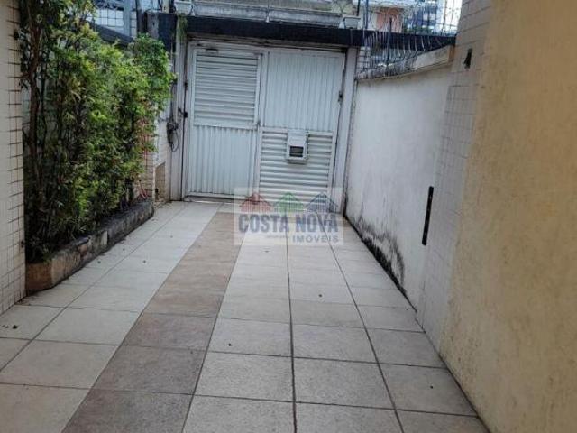 Sobreposta baixa no Bairro do Embaré com 3 dormitórios