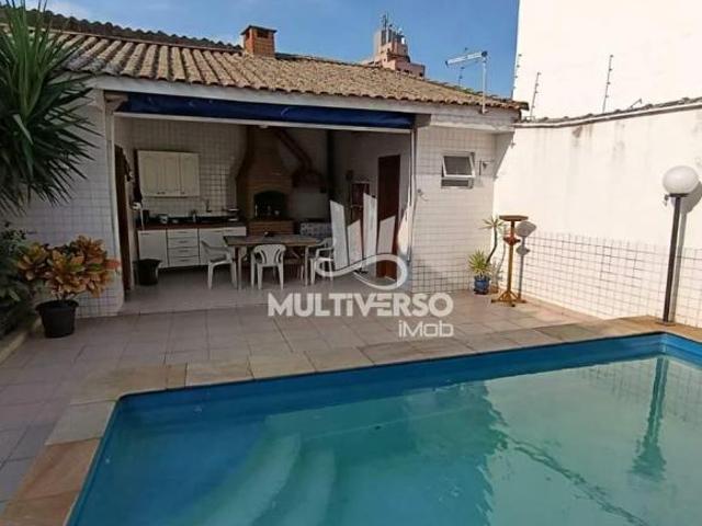 Sobreposta baixa com piscina, área gourmet com churrasqueira, 3 dormitórios e 2 vagas na Ponta da Pr