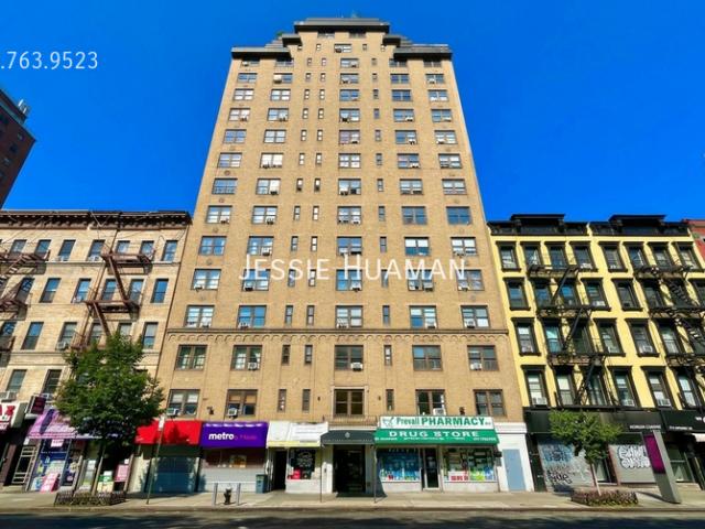 Soft Ambient Lit 1BR in a Prewar Doorman Building | Manhattan Valley