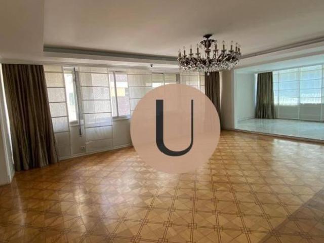 Sofisticação Absoluta: Um Clássico Impecável com 383 m² para Viver com Elegância