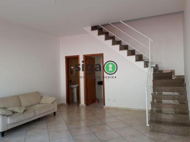 Sofisticação e Exclusividade em Casa Triplex no Bosque da Saúde
